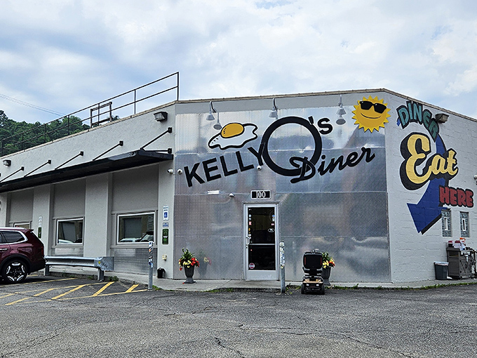 The silver exterior of Kelly O's shines like a beacon of breakfast hope, complete with a sunny-side-up egg logo that practically winks at hungry passersby.