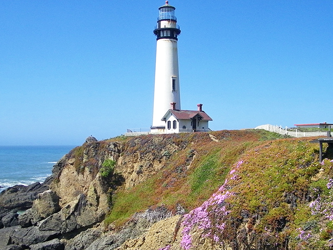 Standing tall since 1872, this coastal sentinel looks like it's auditioning for a California tourism commercial &ndash; and absolutely nailing the part.