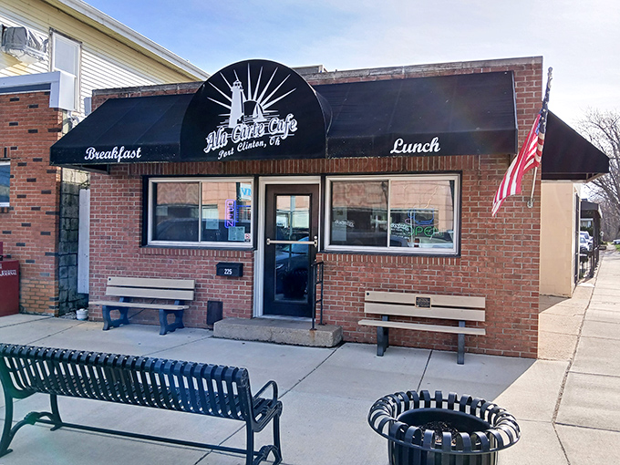 The classic black awning with lighthouse logo promises no-nonsense deliciousness. Like finding a $20 bill in your winter coat&mdash;pure, unexpected joy.