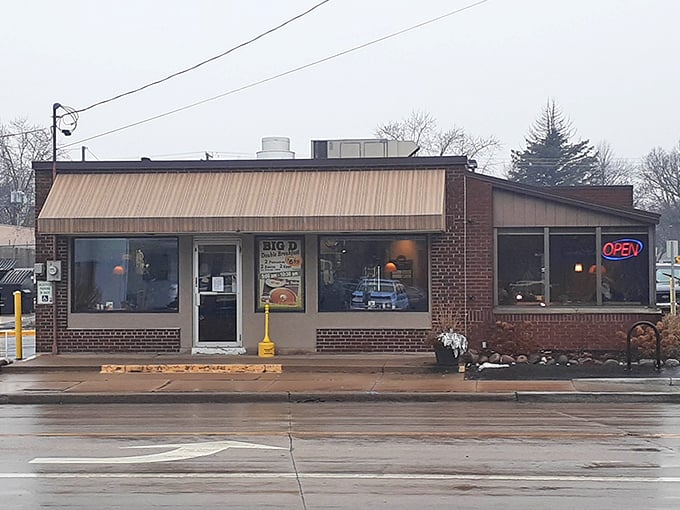 Little Diner Xpress sits proudly on Appleton's main drag, beckoning hungry travelers like a culinary lighthouse.