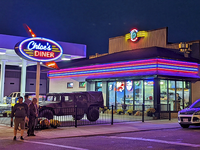 The neon glow of Chloe's Diner sign beckons like a lighthouse for hungry travelers. This retro oasis in Massillon promises comfort food that'll make your taste buds do a happy dance.