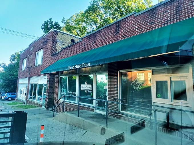 The brick facade with its distinctive turquoise trim promises comfort food salvation, like finding an oasis in a desert of chain restaurants.