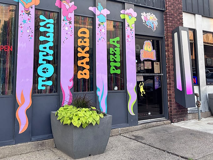The psychedelic storefront looks like what would happen if the 1960s and a pizza joint had a love child. Groovy doesn't begin to describe it.