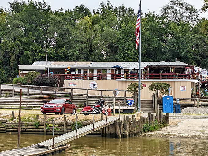 The unassuming waterfront charm of Tackle Box 2 proves once again that culinary treasures often hide in plain sight along Ohio's scenic riverbanks.