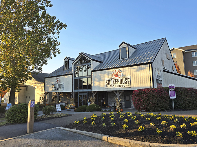 The barn-inspired exterior of Smokehouse BBQ & Brews promises what every barbecue pilgrim seeks: authentic, no-nonsense smoked goodness awaiting inside.