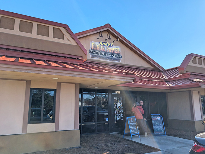 Another angle of the welcoming facade that's become a Panama City landmark. That sign is basically a breakfast bat-signal for locals.