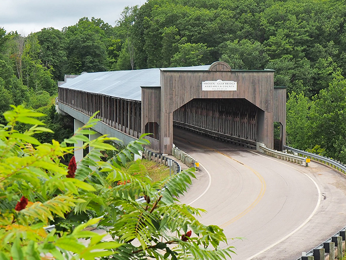 The majestic Smolen-Gulf Bridge emerges from the lush Ohio landscape like a wooden cathedral. Nature and engineering in perfect harmony.