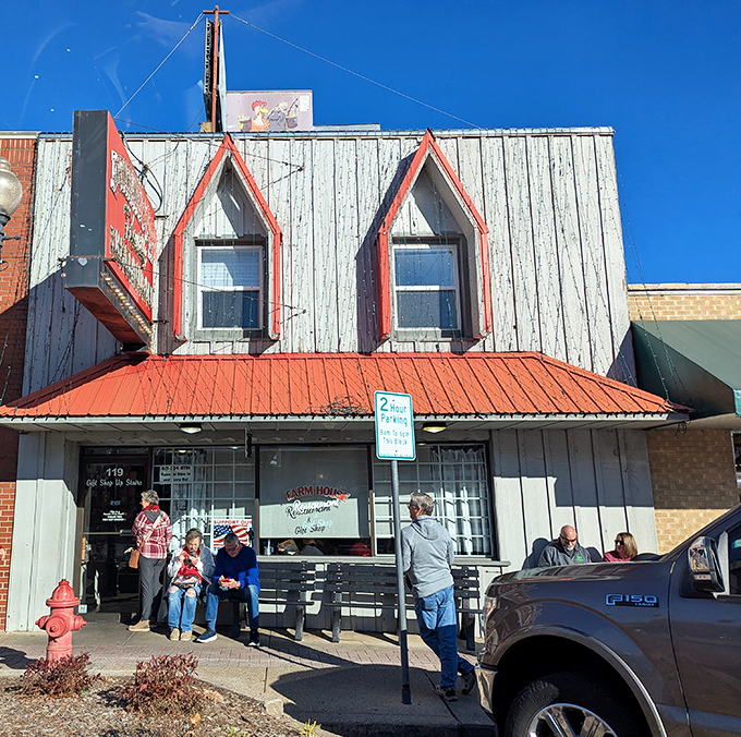 The unassuming exterior of Farmhouse Restaurant stands like a time capsule in Branson, where the best culinary treasures often hide behind the most modest facades.