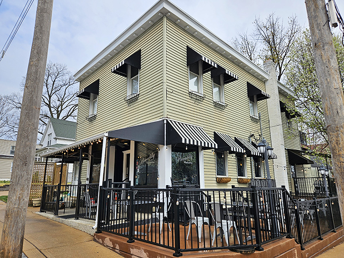 The Piccadilly at Manhattan stands ready to rescue you from another sad desk lunch.