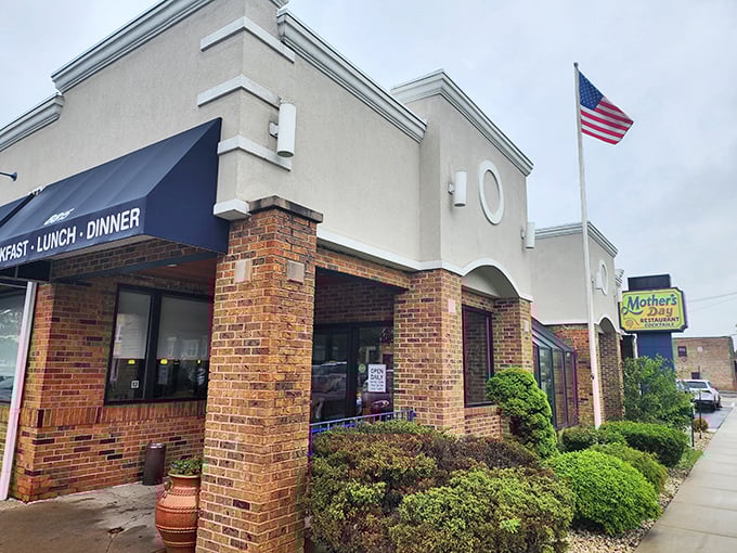 The unassuming exterior of Mother's Day Restaurant stands like a breakfast beacon in North Riverside, promising comfort food salvation to hungry Illinois residents.