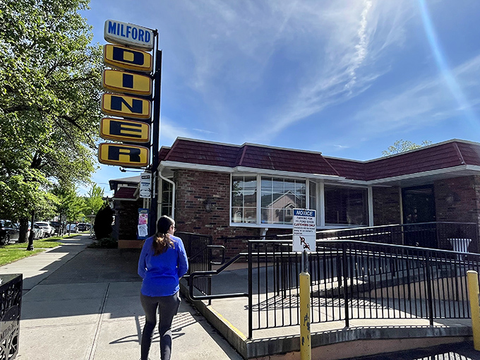 The classic brick exterior with its red roof stands like a culinary lighthouse, guiding hungry travelers to the promised land of proper home cooking.