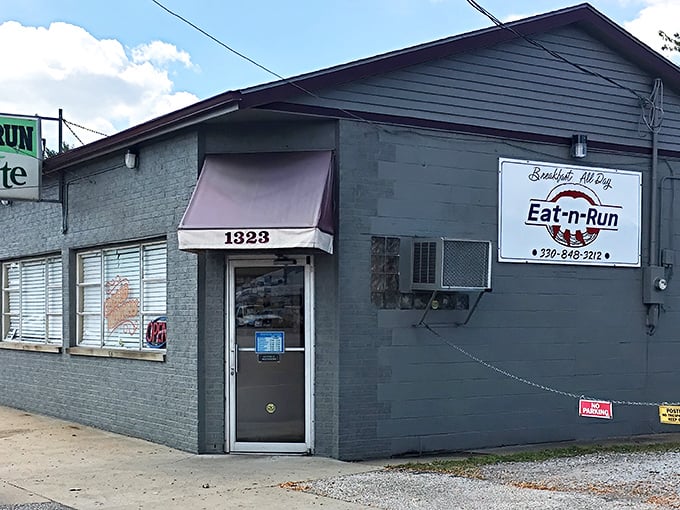 The unassuming exterior of Eat-N-Run might not scream "culinary destination," but as any treasure hunter knows, the plainest boxes often hide the greatest gems.