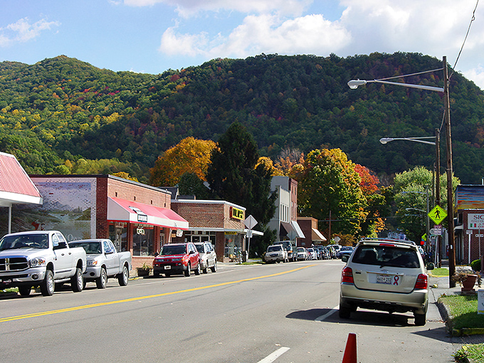 Fall paints Damascus in a palette of reds and golds, transforming the town into a scene so picturesque you'll swear someone Photoshopped those mountains.