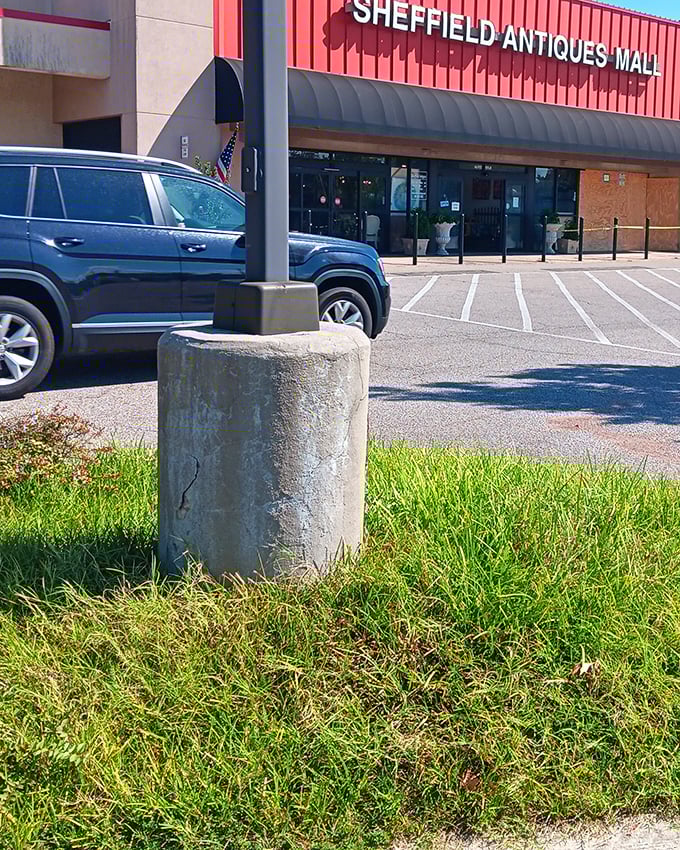 The red-topped fa&ccedil;ade of Sheffield Antiques Mall beckons treasure hunters like a lighthouse for the nostalgically inclined. History awaits inside!