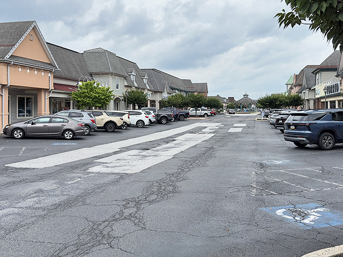 Colonial-inspired architecture meets bargain hunting paradise. The charming storefronts of The Outlet Shoppes at Gettysburg offer a shopping experience as rich as the area's history.