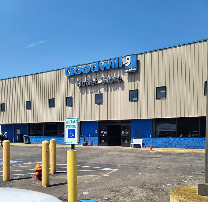 The unassuming exterior hides Pennsylvania's most addictive treasure hunting experience inside this warehouse wonderland.