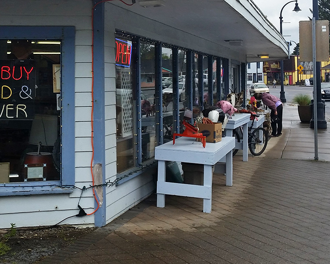 The entrance says it all &ndash; Halloween horror figures welcome you to a treasure hunt that's equal parts quirky and captivating.