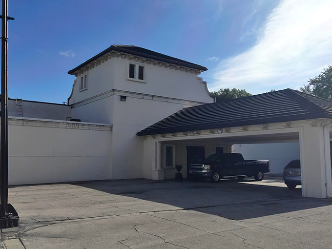 The unassuming exterior of Bern's Steak House proves the old adage: never judge a temple of gastronomy by its fa&ccedil;ade.
