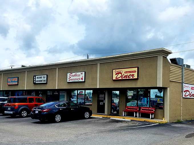 Sweet's Diner nestles unassumingly in a Port Charlotte strip mall, like a culinary secret waiting to be discovered by breakfast enthusiasts.
