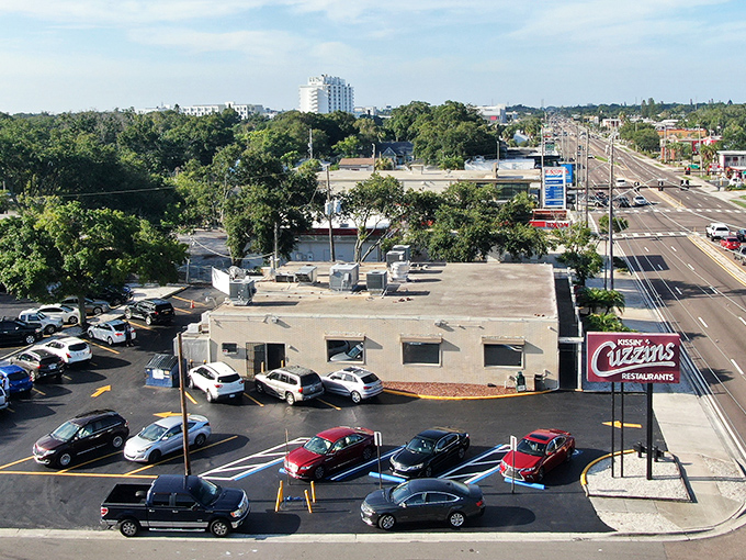 From above, Kissin' Cuzzins reveals itself as a beacon for breakfast enthusiasts and comfort food pilgrims in St. Petersburg.