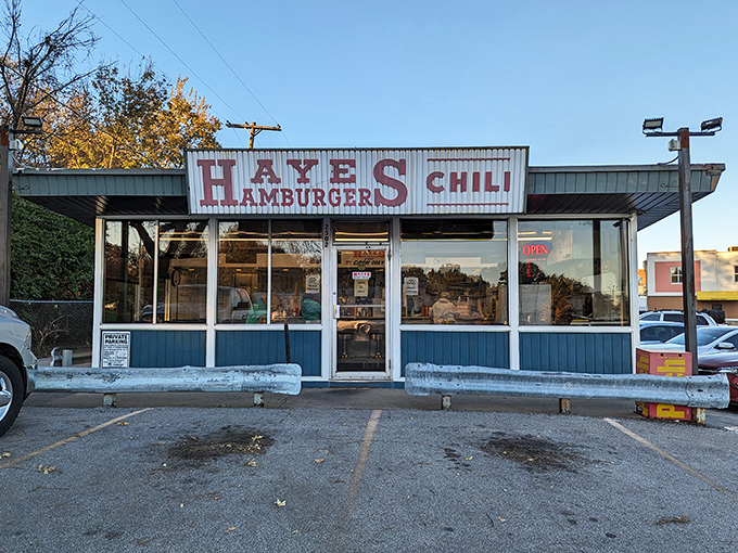 The unassuming exterior of Hayes Hamburgers & Chili stands like a time capsule in Kansas City, promising authentic flavors that fancy restaurants can only dream of replicating.