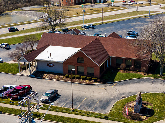 The unassuming brick exterior of Rob's Restaurant & Catering stands like a culinary lighthouse in Brookville, beckoning hungry travelers with promises of home-cooked comfort.