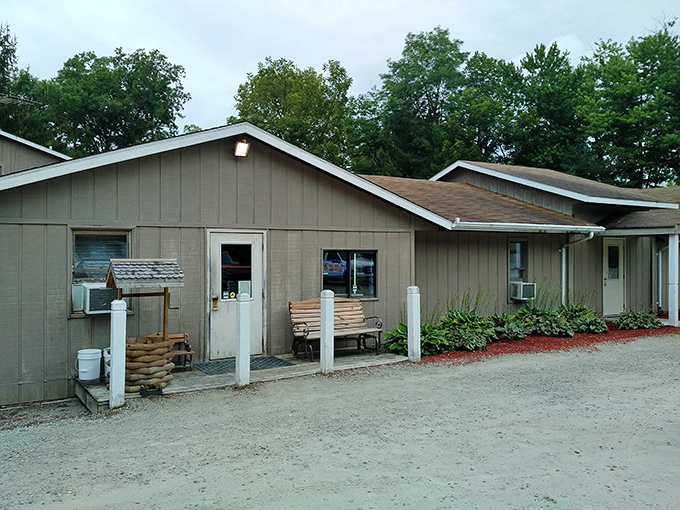 The unassuming exterior of Rod's Capricorn Inn proves once again that culinary treasures often hide in plain sight along Ohio's country roads.