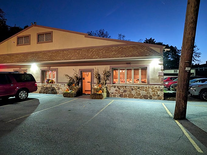That evening glow transforms this humble inn into something magical, where parking lot views become surprisingly romantic.