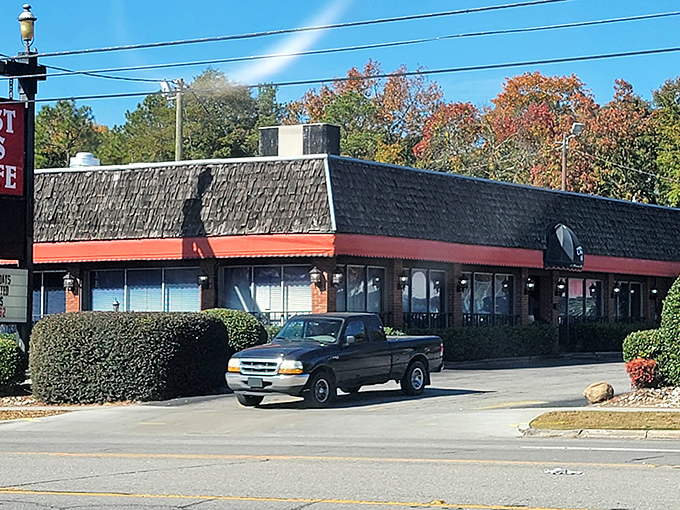 The unassuming exterior of Just Us Cafe stands like a beacon of breakfast hope along the Cayce roadside, promising delicious rewards within.