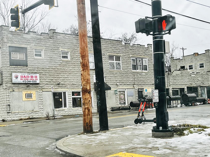 The unassuming exterior of The Dream BBQ in Pittsburgh's Homewood neighborhood proves once again that culinary treasures often hide in plain sight.