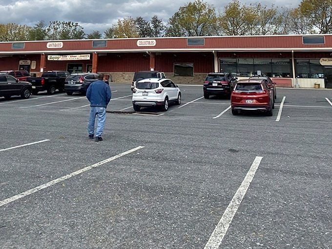 The unassuming exterior of Cackleberry Farm Antique Mall proves that treasure-hunting paradises don't always advertise themselves. Like a poker player with a royal flush, it keeps its best cards hidden inside.