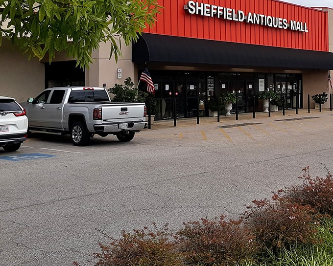 The red-topped fa&ccedil;ade of Sheffield Antiques Mall beckons treasure hunters like a lighthouse for the nostalgically inclined. History awaits inside!