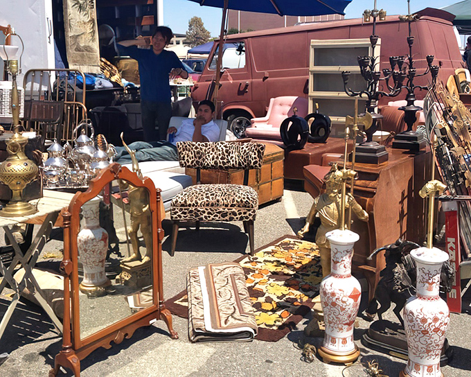 Treasure hunting in action! Mid-century furniture, leopard-print chairs, and vintage lamps create the perfect backdrop for Sunday morning adventures.