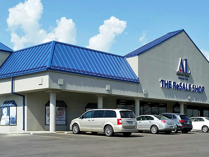 Under clear Missouri skies, this unassuming storefront hides a wonderland of secondhand treasures that would make any thrifty shopper's heart skip a beat.