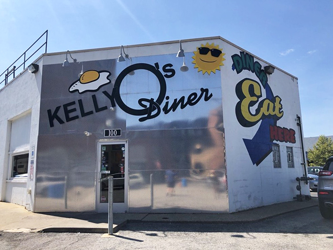 That cheerful sunglasses-wearing sun on the facade isn't just showing off&mdash;it's celebrating the deliciousness waiting inside.