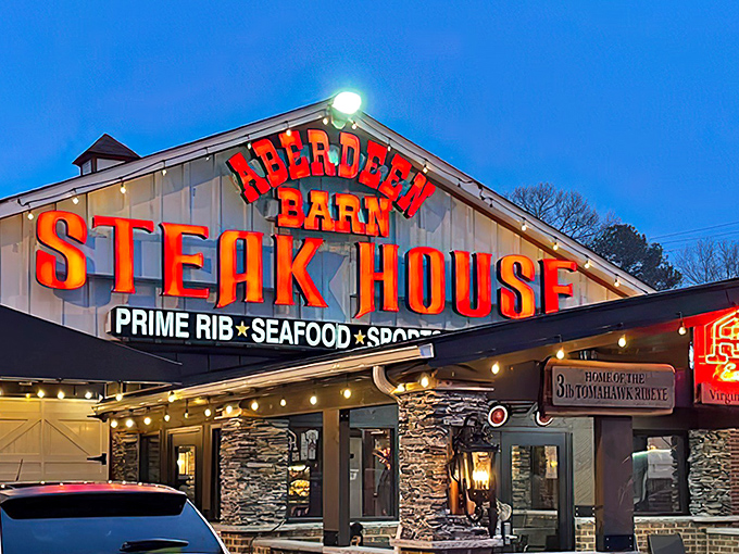 As dusk falls, the neon glow of Aberdeen Barn becomes a lighthouse for the steak-starved, beckoning hungry travelers from miles around.