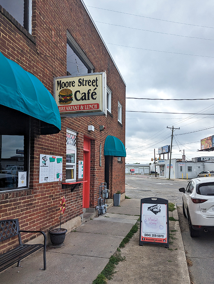 The unassuming brick exterior of Moore Street Cafe stands like a time capsule in Richmond, hiding breakfast treasures that locals have kept secret for too long.