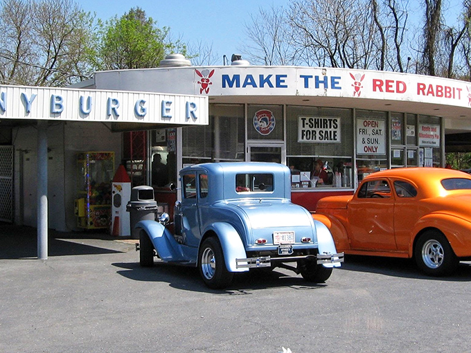 Step back to the 1960s, where chrome, classic cars, and old-school burgers turn this Pennsylvania diner into a living postcard.