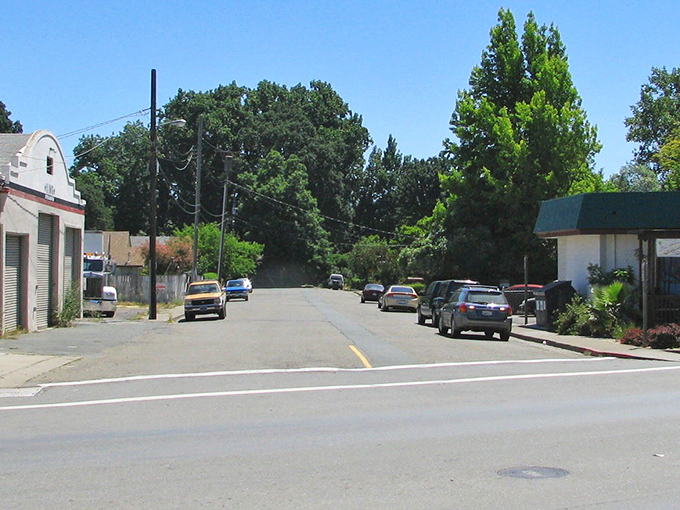 Quiet side streets in Willits offer that small-town tranquility that big city dwellers pay therapists to describe. Pure California calm.