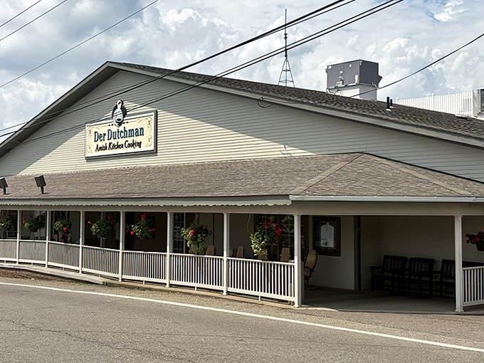 Der Dutchman's welcoming exterior promises what lies within—authentic Amish cooking that'll make you question why you ever eat anywhere else.