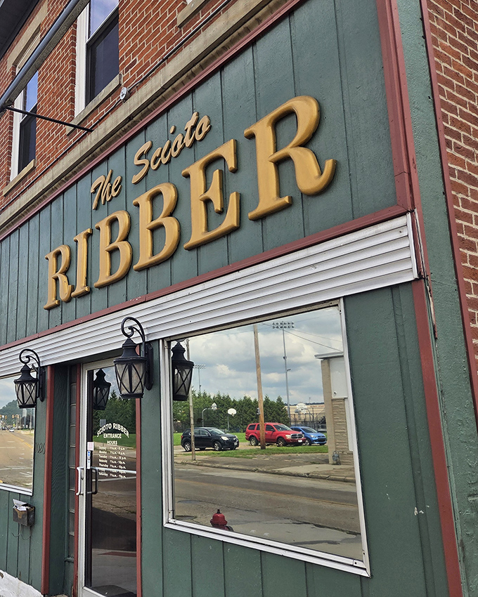The unassuming exterior of Scioto Ribber hides a carnivore's paradise within. That green facade and gold lettering is the meat lover's equivalent of finding buried treasure.