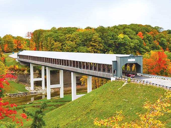 The majestic Smolen-Gulf Bridge emerges from the lush Ohio landscape like a wooden cathedral. Nature and engineering in perfect harmony.