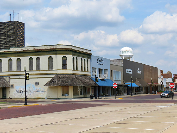 Sikeston spreads out like a welcoming handshake, proving small towns can think big without losing their soul.