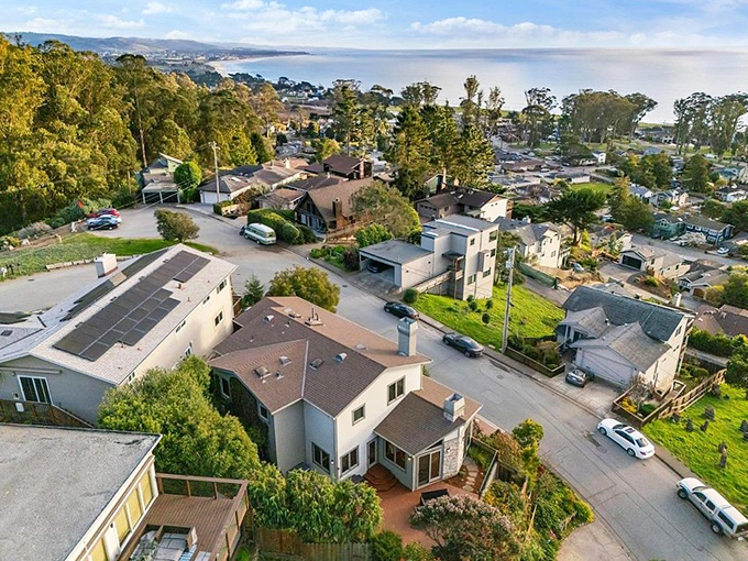 El Granada's hillside homes cascade toward the Pacific like a California dream sequence. Those curved streets aren't random&mdash;they're architectural poetry in motion.