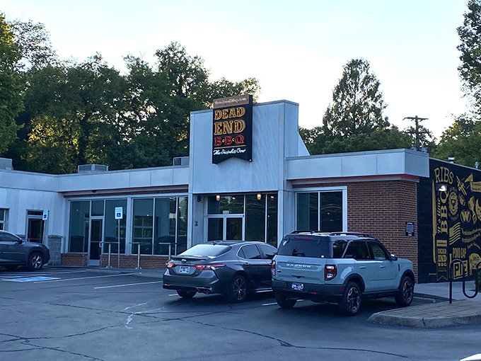 The unassuming exterior of Dead End BBQ proves once again that in Tennessee, the most spectacular food often hides behind the most modest facades.