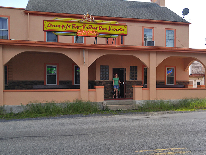 The peachy exterior of Grumpy's promises no frills, just thrills for your taste buds. This roadhouse means business—barbecue business.