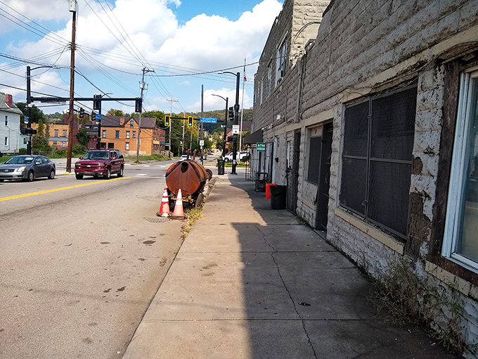 The unassuming exterior of The Dream BBQ in Pittsburgh's Homewood neighborhood proves once again that culinary treasures often hide in plain sight.