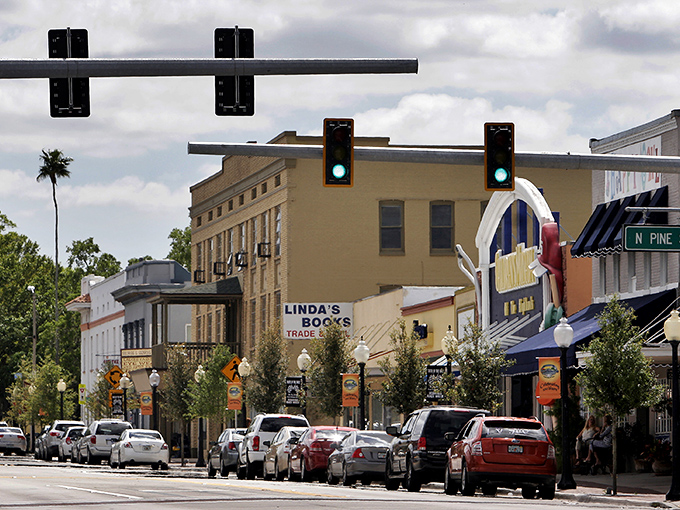 Downtown Sebring welcomes you with its charming storefronts and unhurried pace. Linda's Books stands as a testament to the town's appreciation for life's simple pleasures.