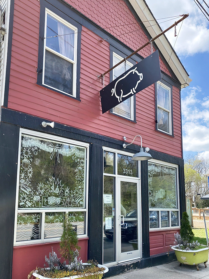 The unassuming red exterior of Eli's BBQ, with its simple pig silhouette sign, is like a secret handshake for barbecue aficionados in Cincinnati.