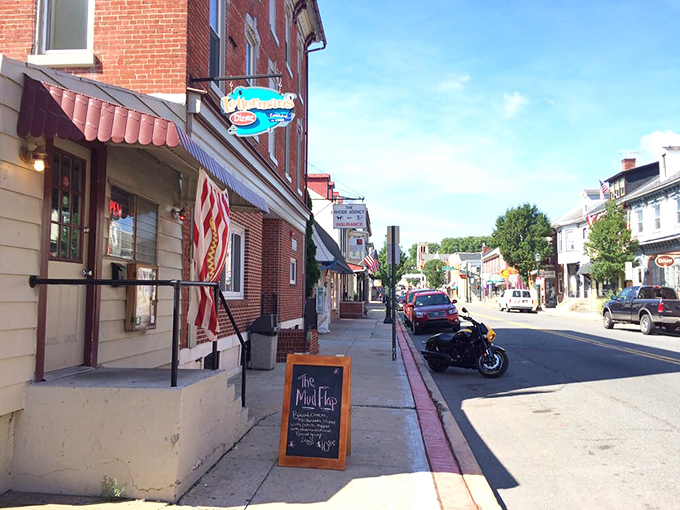 Main Street Americana at its finest. That vintage neon sign isn't retro by design&mdash;it's retro because it's been there since before retro was cool.